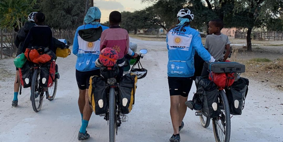 En bicicleta, tres argentinos viajan a Qatar para ver al seleccionado ...